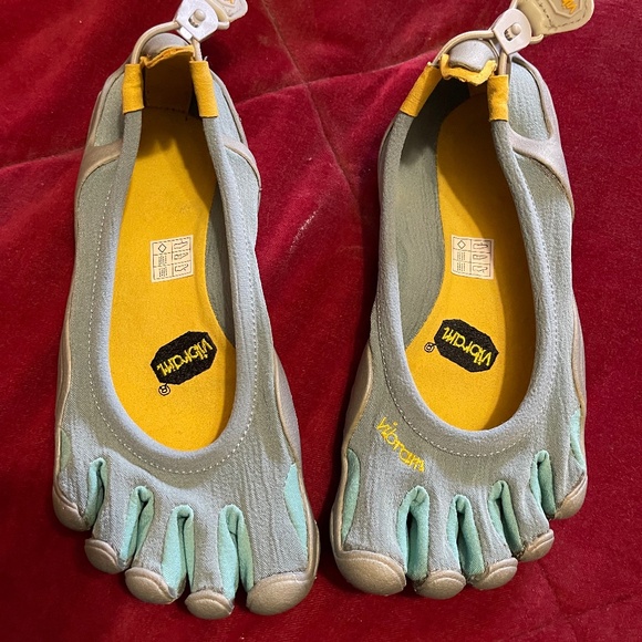 vibram five fingers | Shoes | Vibram Five Finger 8 Original Skelly Toe ...